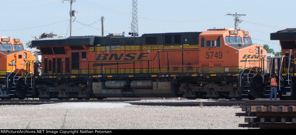 BNSF 5749